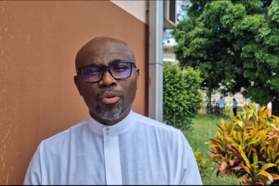 Ben Issa Ousseni prend la parole à la sortie de la réunion avec les ...